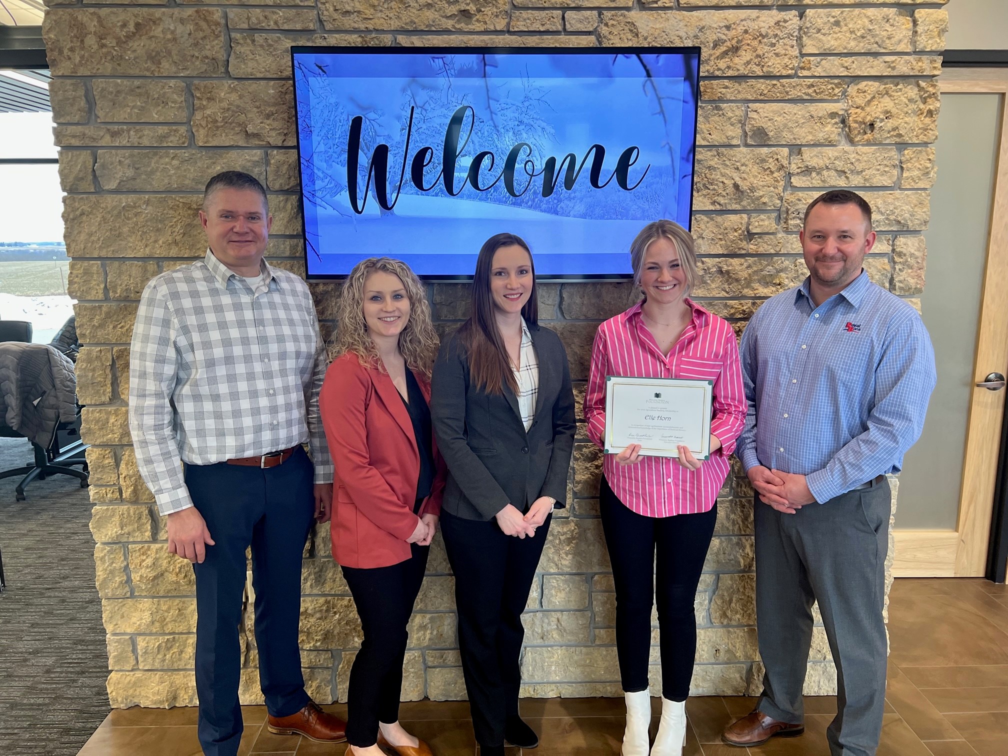 Two UW Students Get Ag Banking Scholarships - Mid-West Farm Report